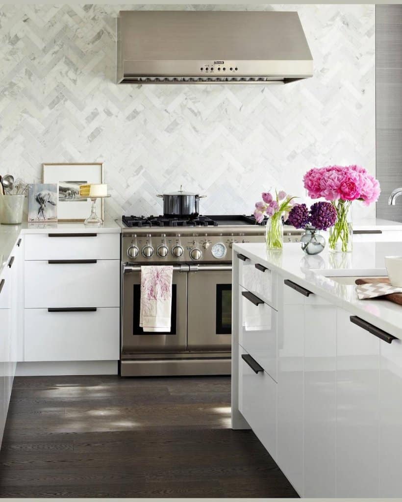 29 Catchy Kitchen Cabinet Hardware Ideas [A Guide for Decorating]