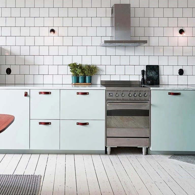 29 Catchy Kitchen Cabinet Hardware Ideas [A Guide for Decorating]