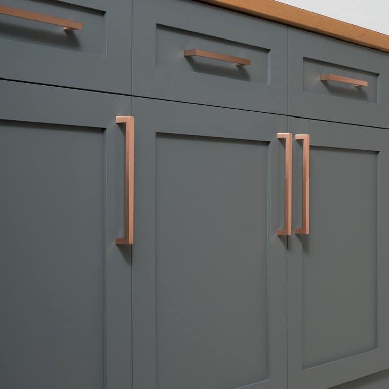 29 Catchy Kitchen Cabinet Hardware Ideas [A Guide for Decorating]