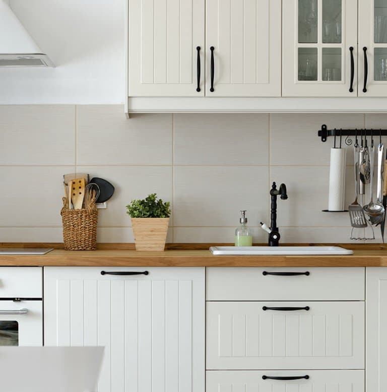 29 Catchy Kitchen Cabinet Hardware Ideas [A Guide for Decorating]